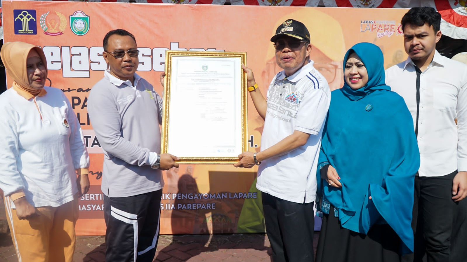 Taufan Pawe Serahkan Izin Klinik Pengayoman, Apresiasi Ka Lapas Parepare - Smart News Celebes